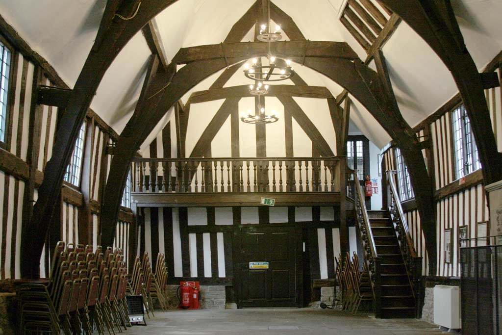 "Leicester Guildhall great hall" by Mark Corby at PicturesofEngland.com