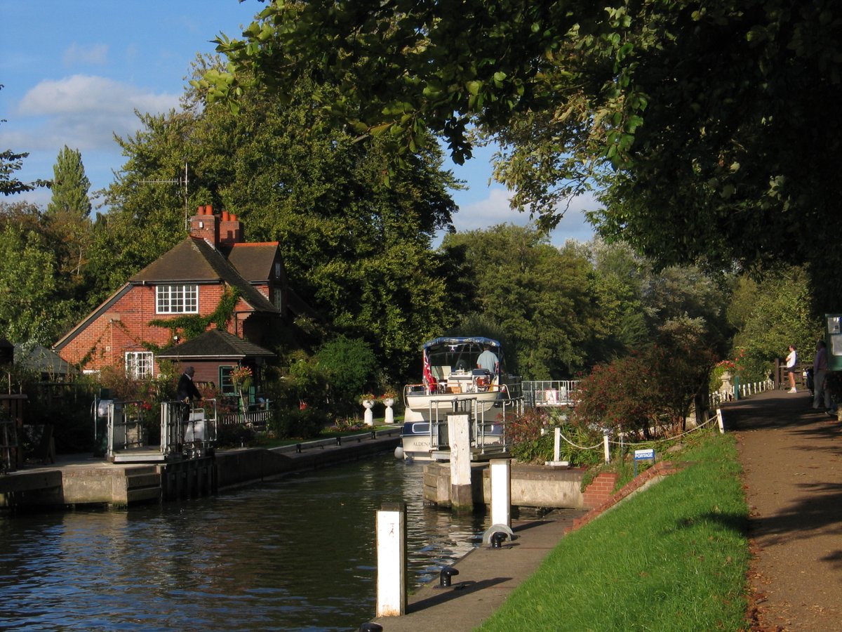 "Sonning, Berkshire. Sonning Lock" by Edward Lever at PicturesofEngland.com