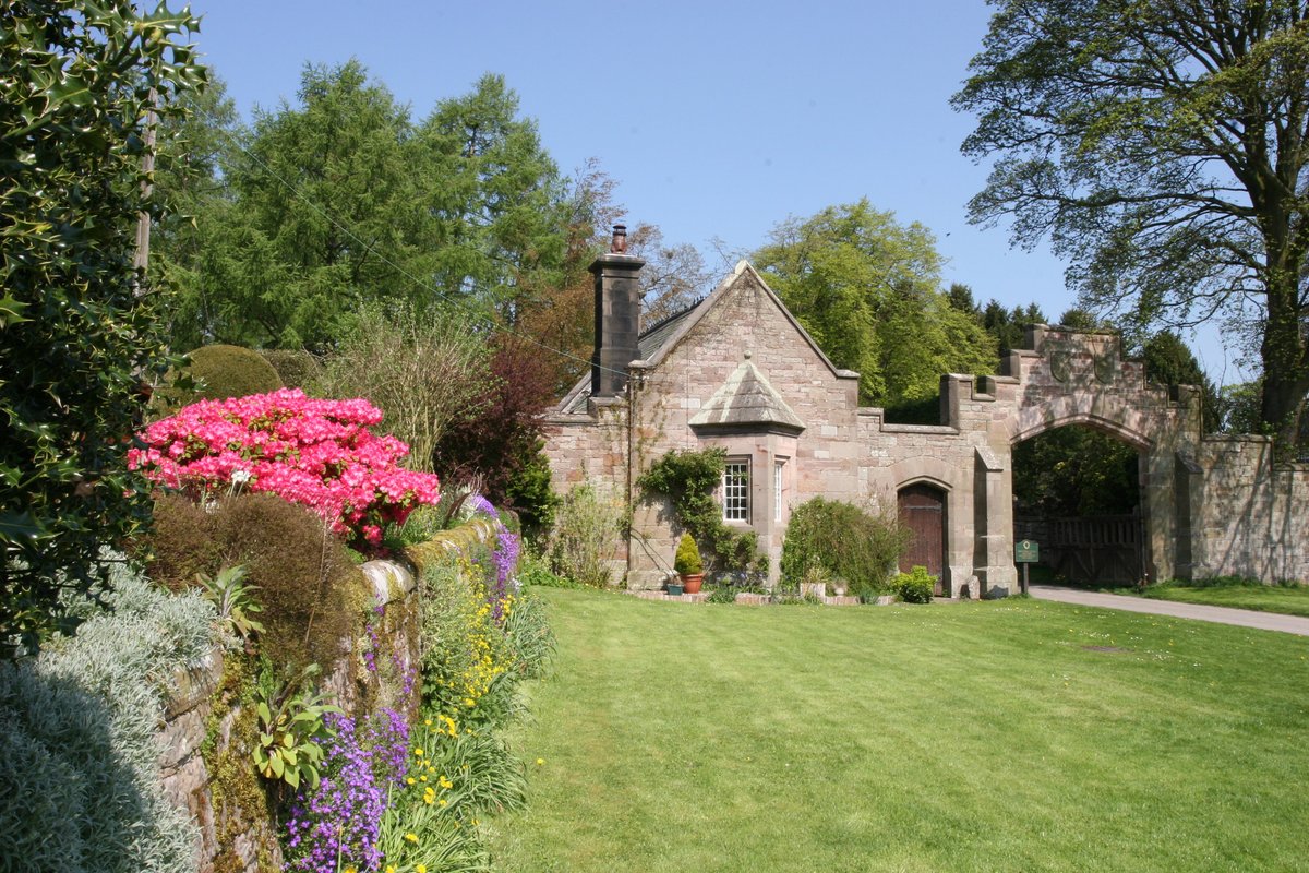 "Greystoke Castle gateway" by Richard Ainsworth at PicturesofEngland.com