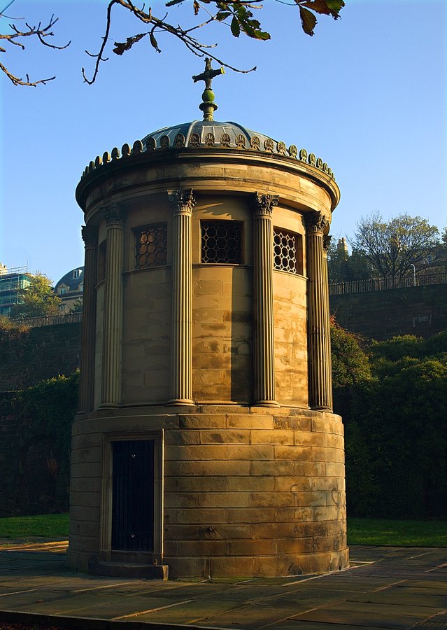 "William Huskisson Memorial" by Rod Burkey at PicturesofEngland.com