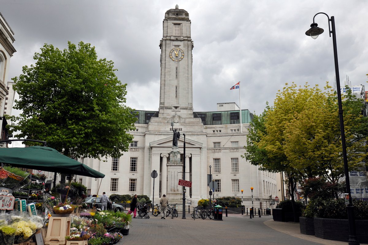 "The Town Hall, Luton" by Belinda Neasham at PicturesofEngland.com