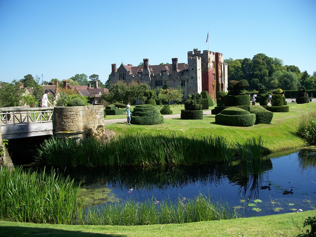 "Hever Castle" by Vince Hawthorn at PicturesofEngland.com