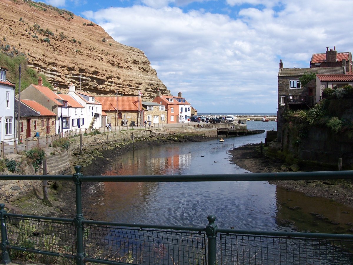 "Staithes" by Stephanie Tomlinson at PicturesofEngland.com