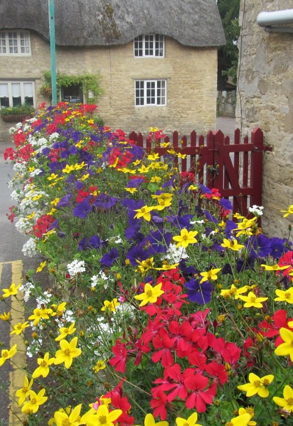 "Podington flower garden" by Rod Warner at PicturesofEngland.com
