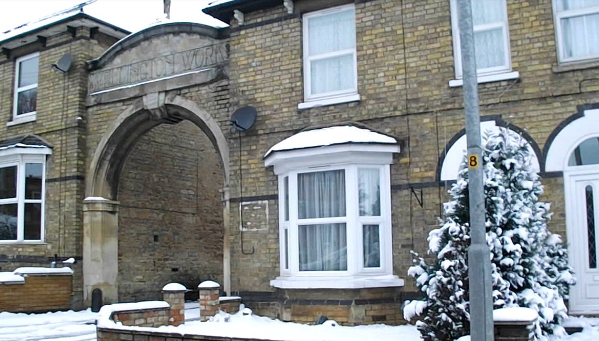 "RAUNDS" by Rod Warner at PicturesofEngland.com