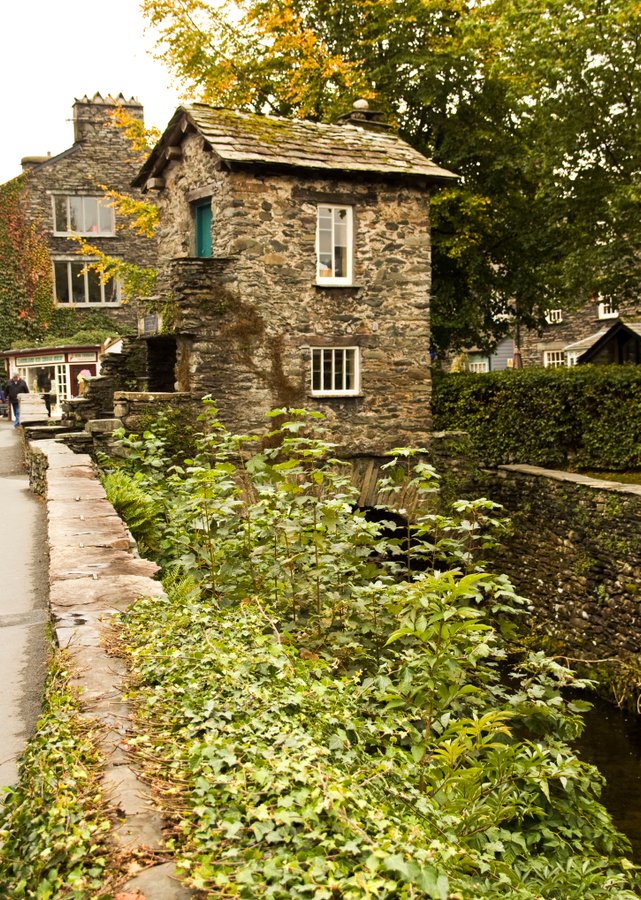 "Bridge House Ambleside 3-10-13" by Dave John at PicturesofEngland.com