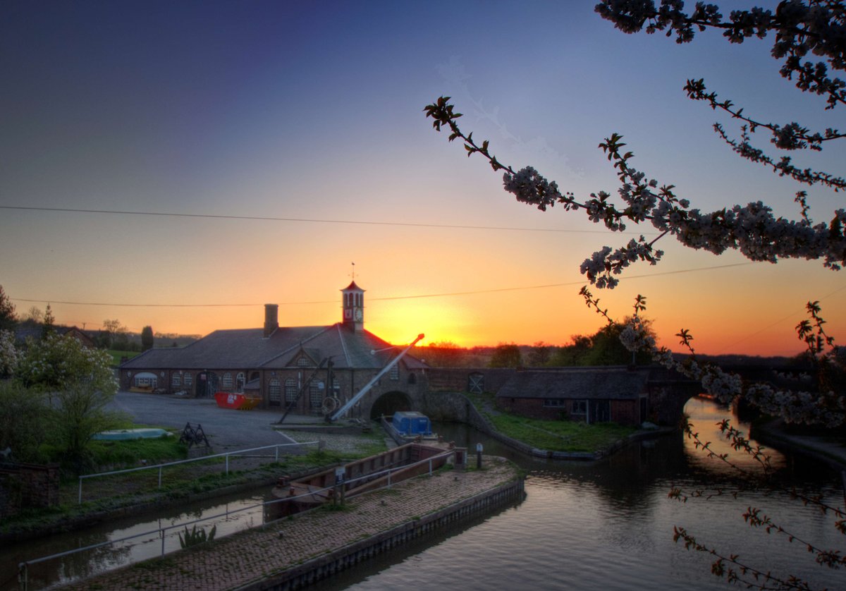 "Hartshill boat yard" by Steve Stain at PicturesofEngland.com