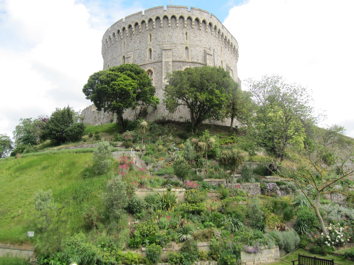 "The Round Tower, Windsor Castle" by Ken Marshall at PicturesofEngland.com