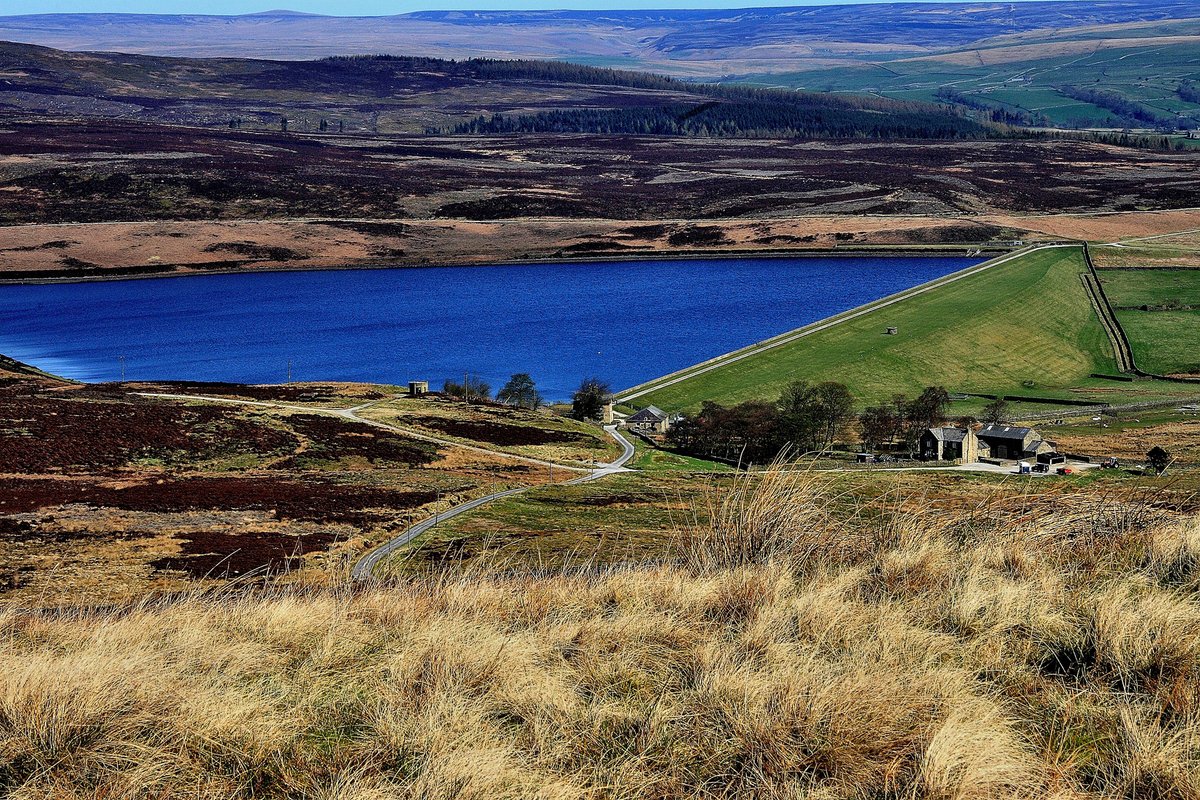 "Embsay Reservoir" by Tom Curtis at PicturesofEngland.com