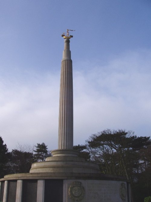 "War Memorial, Lowestoft" by Wendy Platt at PicturesofEngland.com