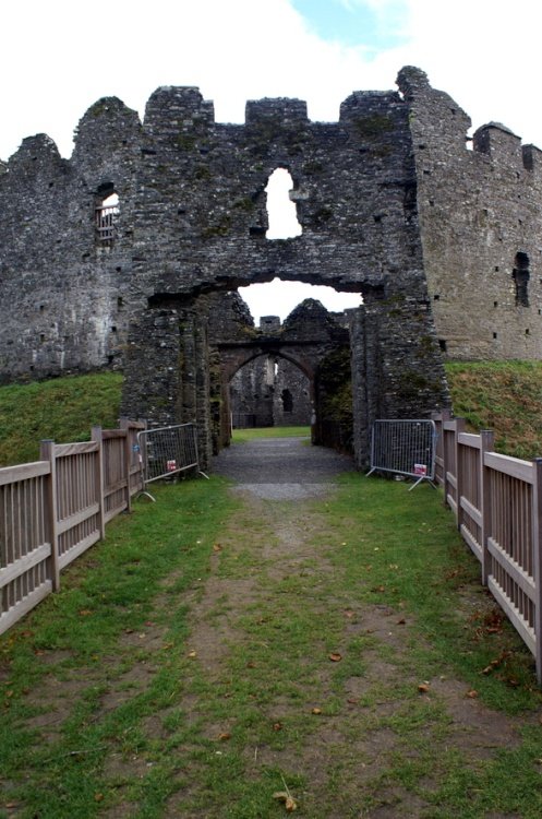 "The Castle entrance" by Peter Evans at PicturesofEngland.com