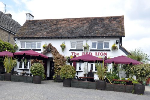 "The Red Lion pub, Studham" by Belinda Neasham at PicturesofEngland.com